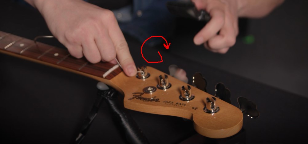 How to change strings on a bass guitar? [Practical guide] - Muziker