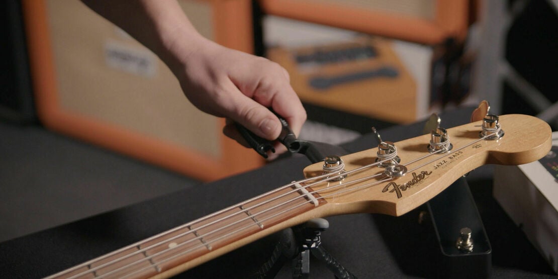 How to change strings on a bass guitar? [Practical guide] - Muziker