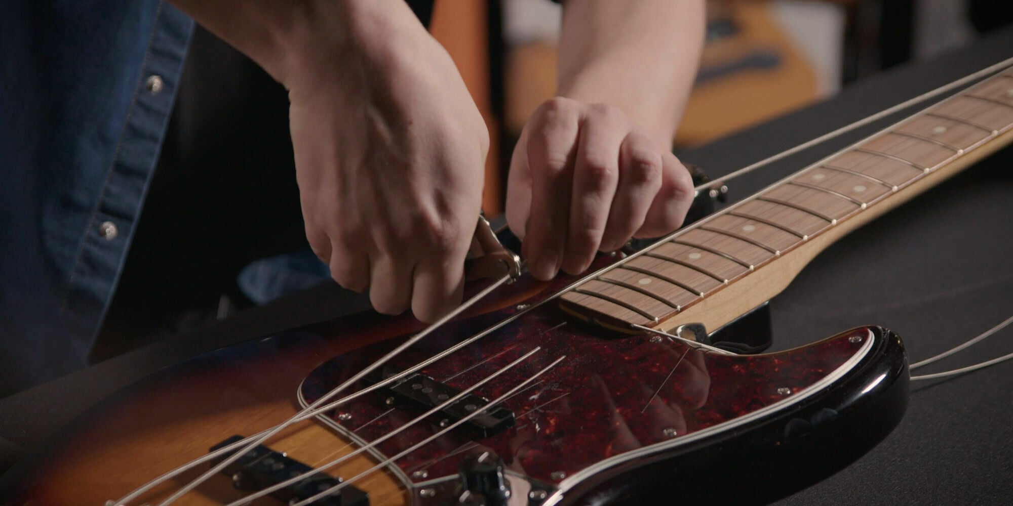 How to change strings on a bass guitar? [Practical guide] - Muziker