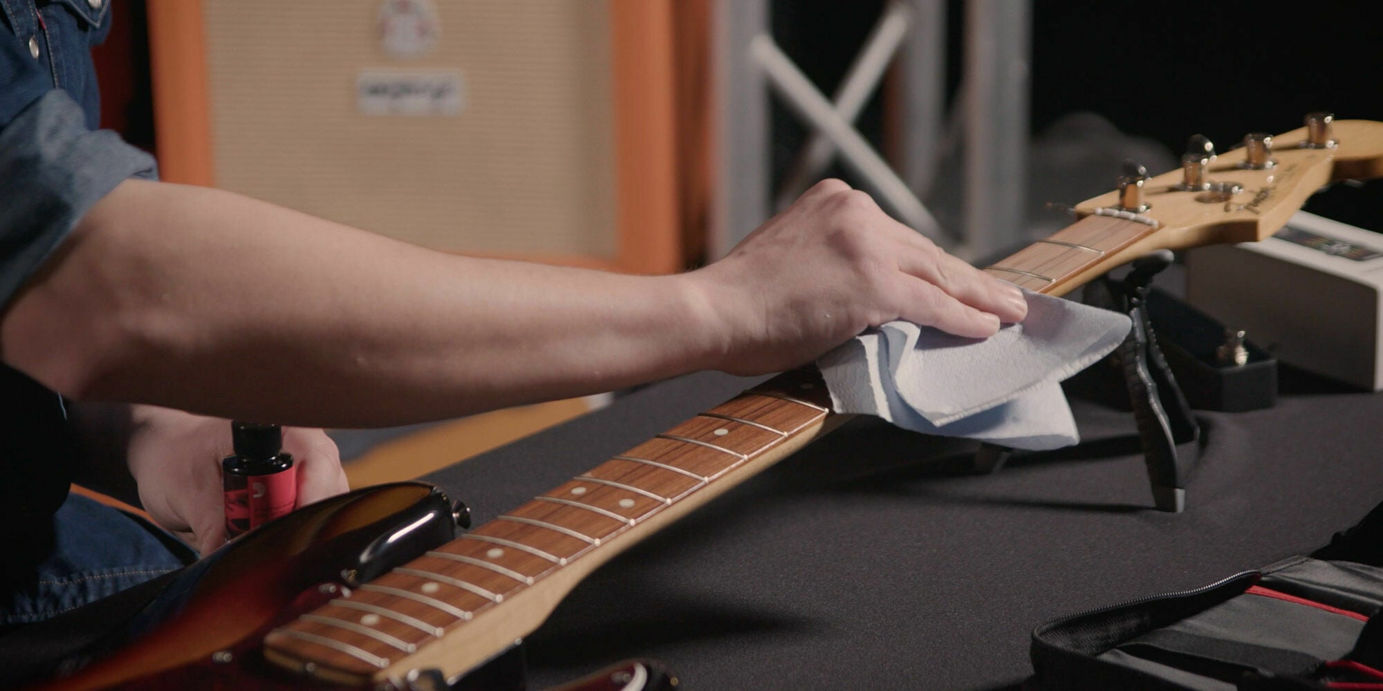 How to change strings on a bass guitar? [Practical guide] - Muziker