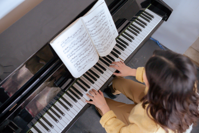 Hur man lär sig spela piano – guide för nybörjare - Muziker