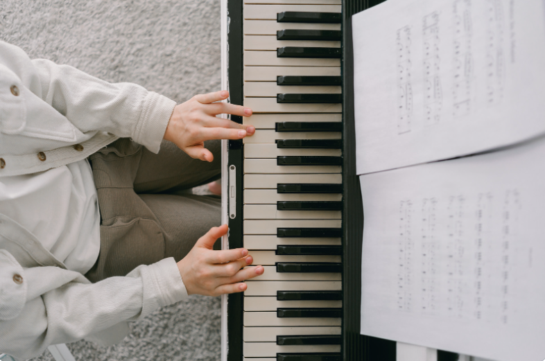 Hur man lär sig spela piano – guide för nybörjare - Muziker